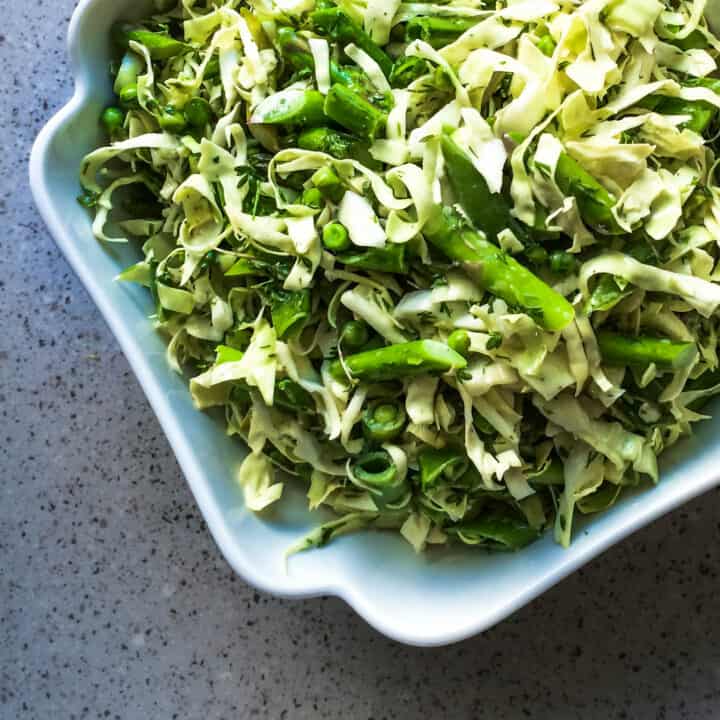 Forårssalat med asparges, spidskål og ærter - frisk og lækker salat Forårssalat med asparges, spidskål og ærter - frisk og lækker salat