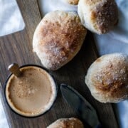 Surdejsboller med sej krumme | Nemme surdejsboller