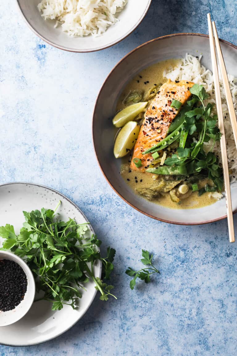 Laks i grøn karry - opskrift på ret med grøn karry og kokosmælk