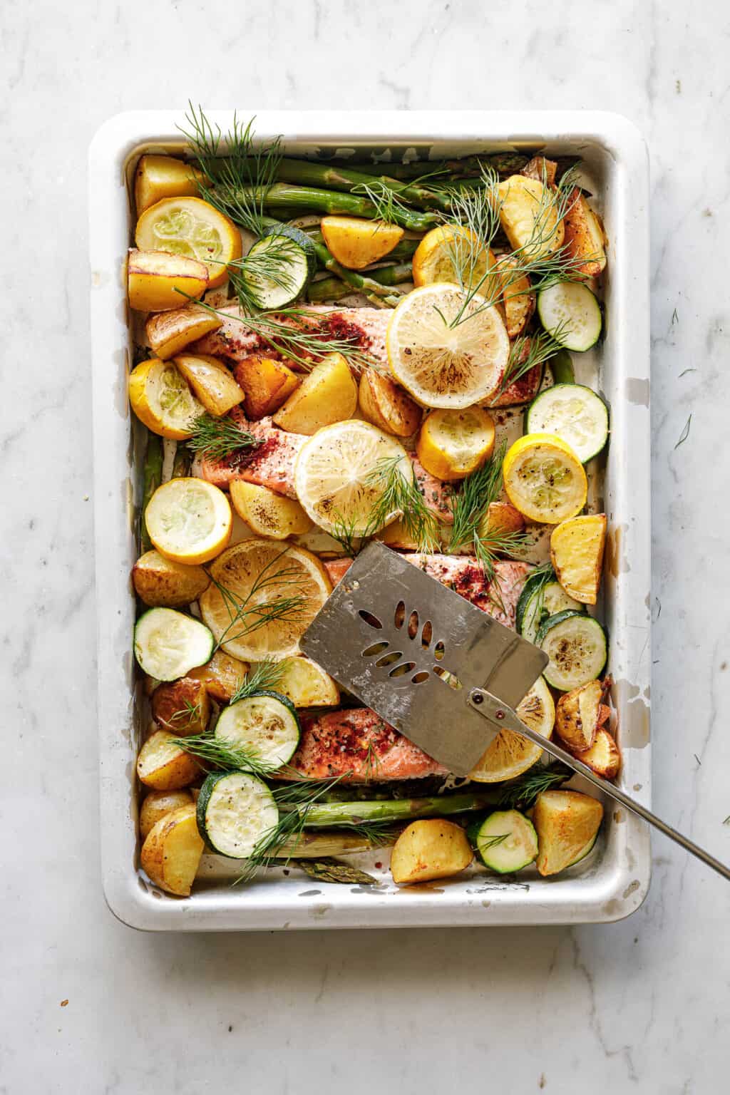 Laks i ovn - nem opskrift på laks i ovn med grøntsager og tilbehør