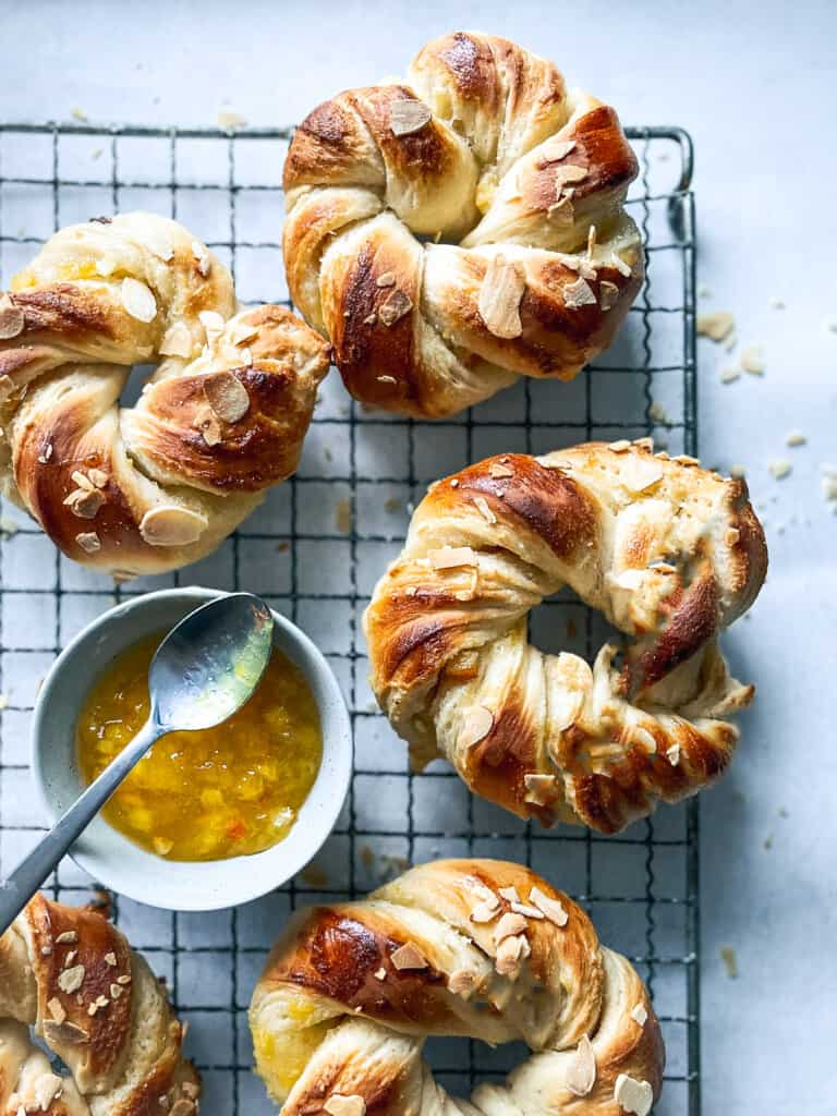 Kranse med remonce og appelsin - lækre snurrer med marcipan