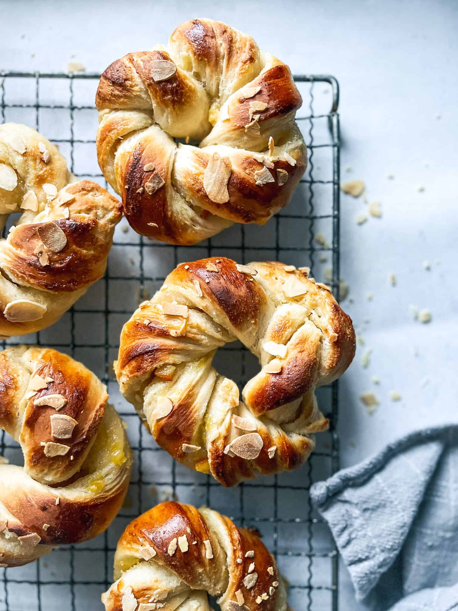 Kranse med remonce og appelsin - lækre snurrer med marcipan