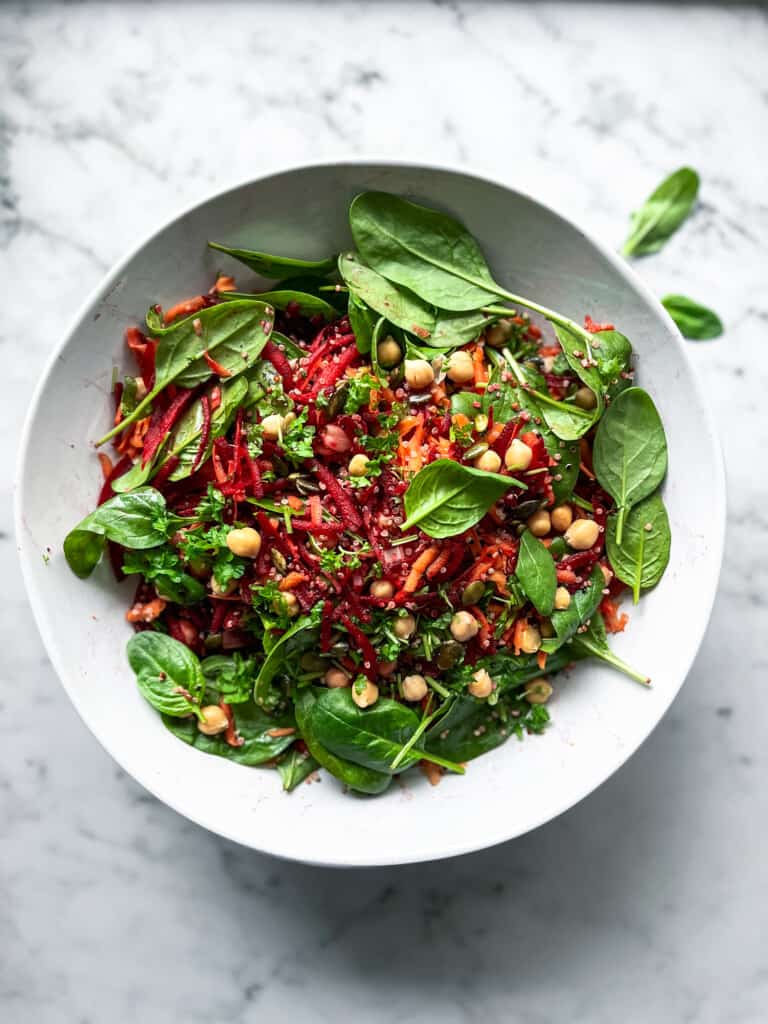 Forårssalat med asparges, spidskål og ærter - frisk og lækker salat Forårssalat med asparges, spidskål og ærter - frisk og lækker salat