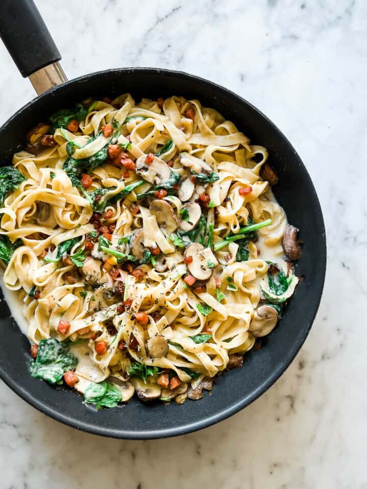 Pasta med svampe, bacon og parmesan - nem, cremet pastaret